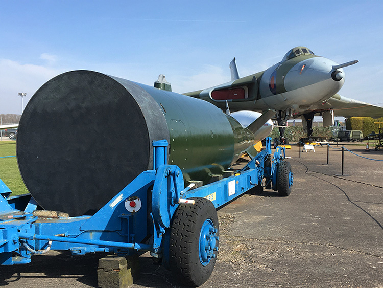 Yellow-Sun-&-Vulcan-XM594_01-DTEP - Scale Modelling Now