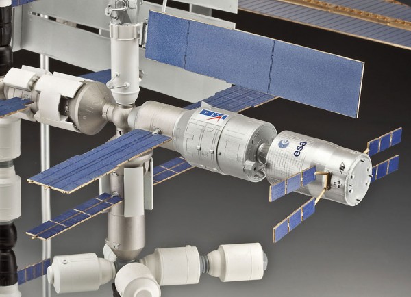 3c-HN-Ac-Revell-International-Space-Station-ISS,-1.144 - Scale ...